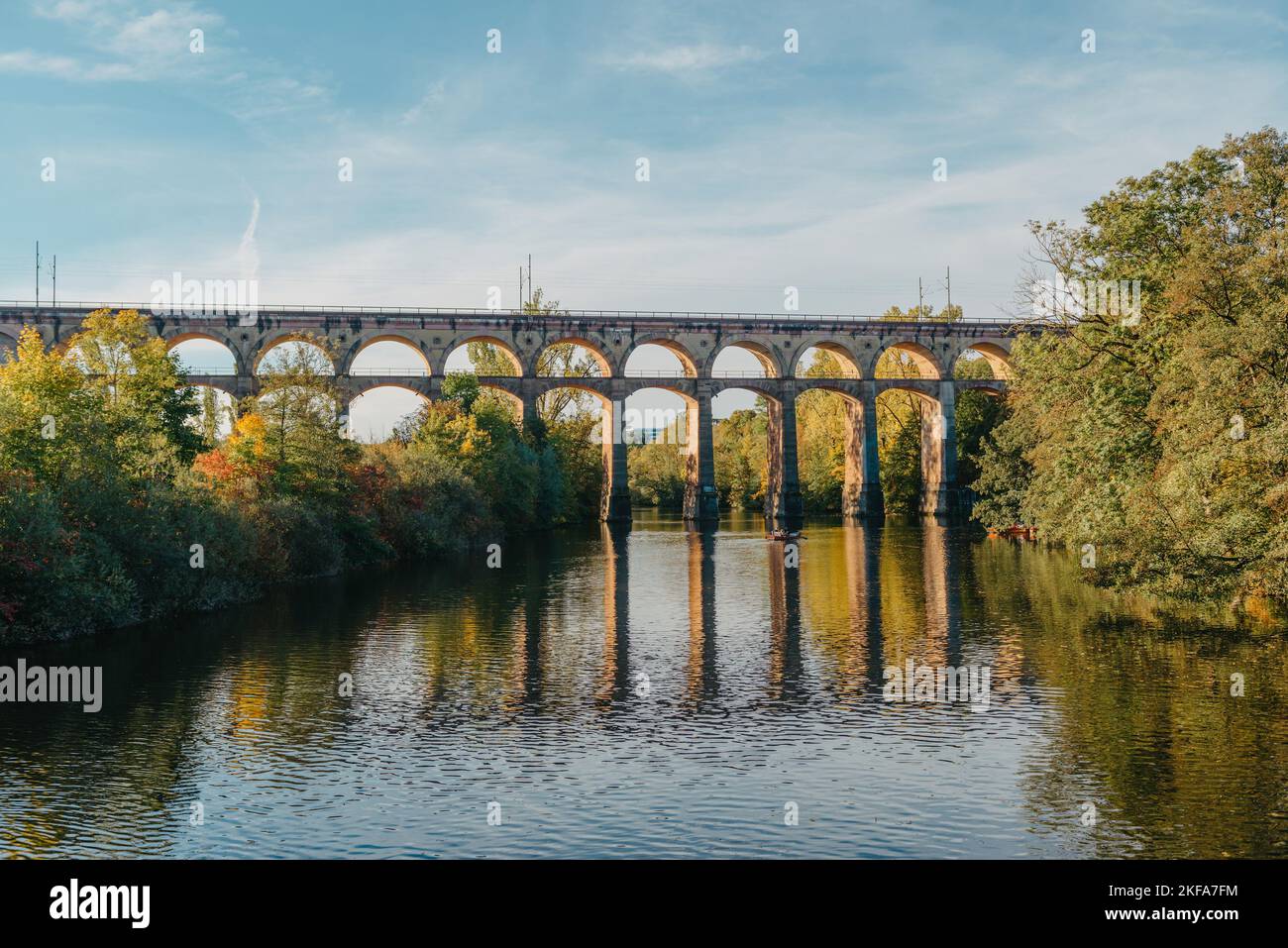 Germania treno che passa il ponte del treno in una giornata nuvolosa in ...