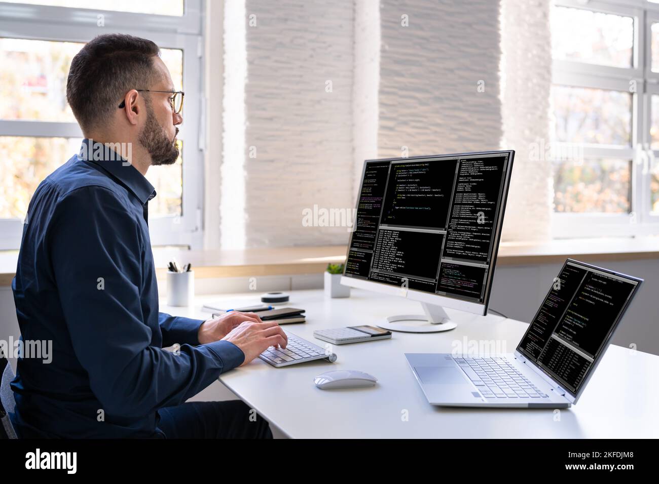 Software programmer immagini e fotografie stock ad alta risoluzione - Alamy