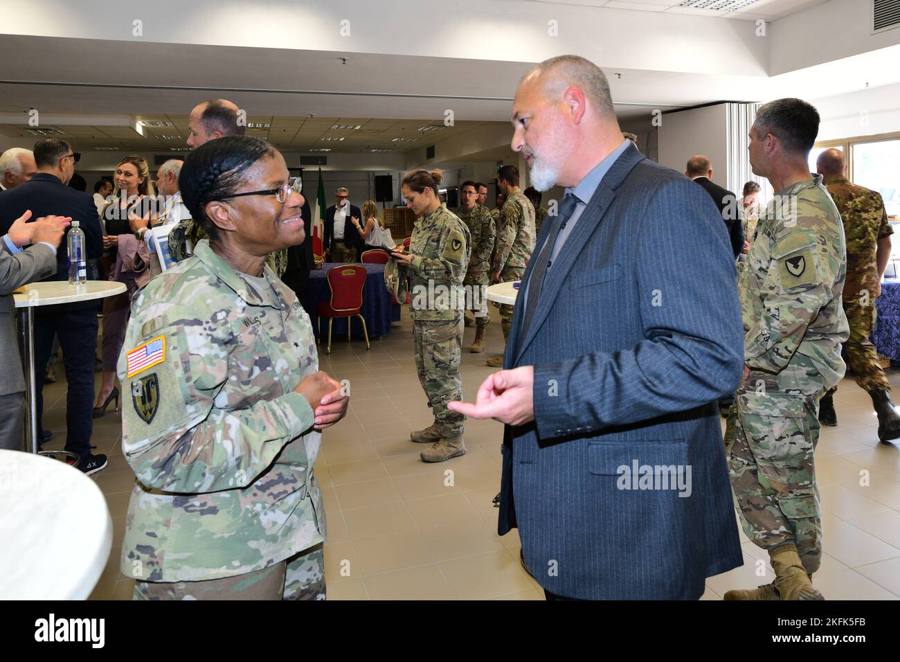 A destra, David S. Meeks, Manager installazioni, responsabile, Munition ...
