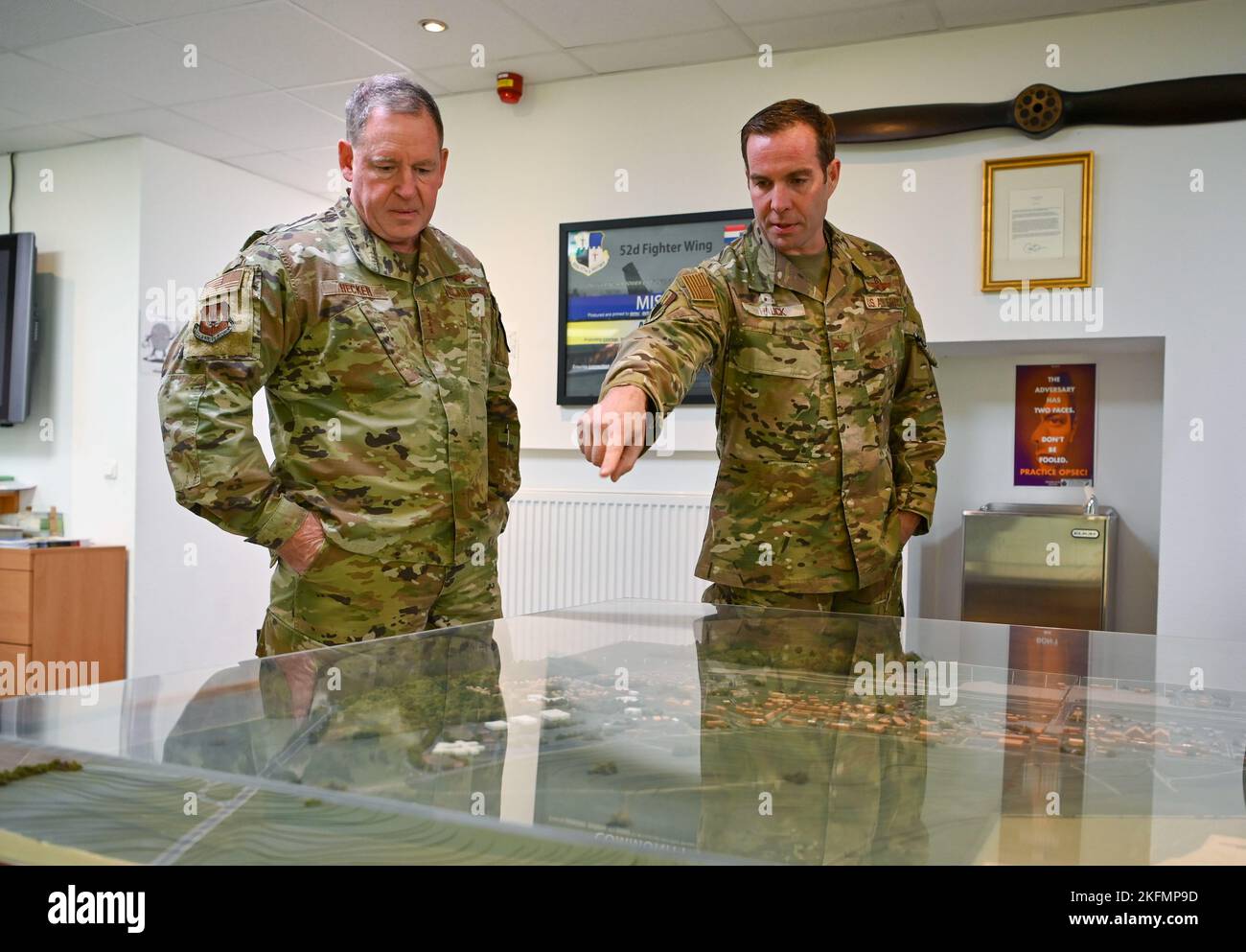 Col. Leslie Hauck, 52nd Comandante dell'ala combattente (destra ...