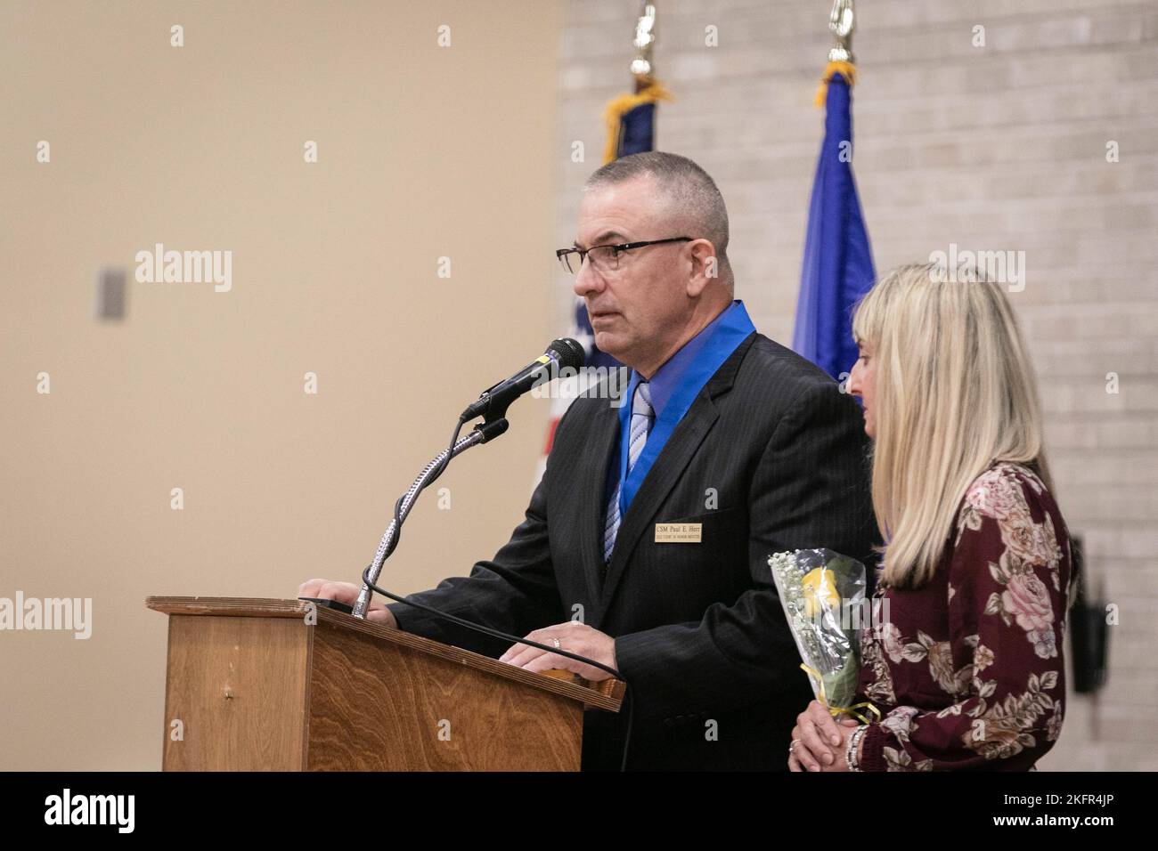 Comando Sgt. Maj. (Ret.) Paul E. Herr si rivolge alla folla durante la ...