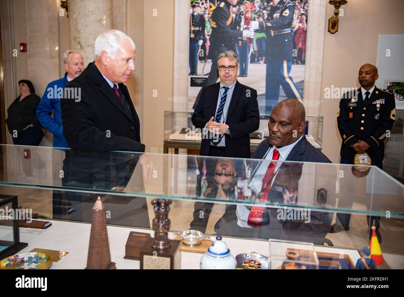 Charles Alexander, Jr. (A sinistra), sovrintendente, Arlington National ...