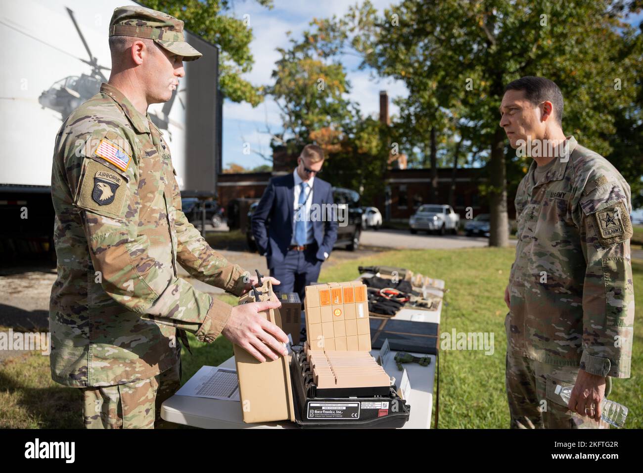 Joseph Leary, assistente product manager per Soldier Tactical Power dà ...