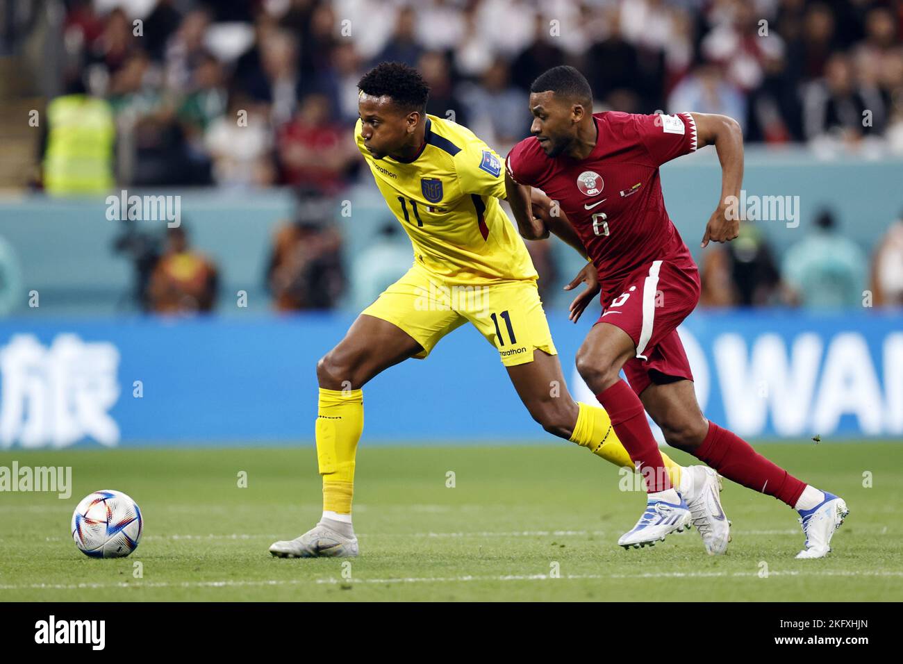 AL KHOR - (l-r) Michael Estrada dell'Ecuador, Abdulaziz Hatem del Qatar durante la Coppa del ...