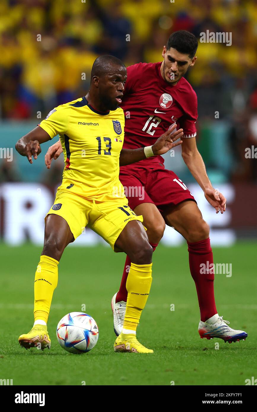 Doha, Qatar. 20th Nov 2022. Karim Boudiaf (R) del Qatar in azione con ...