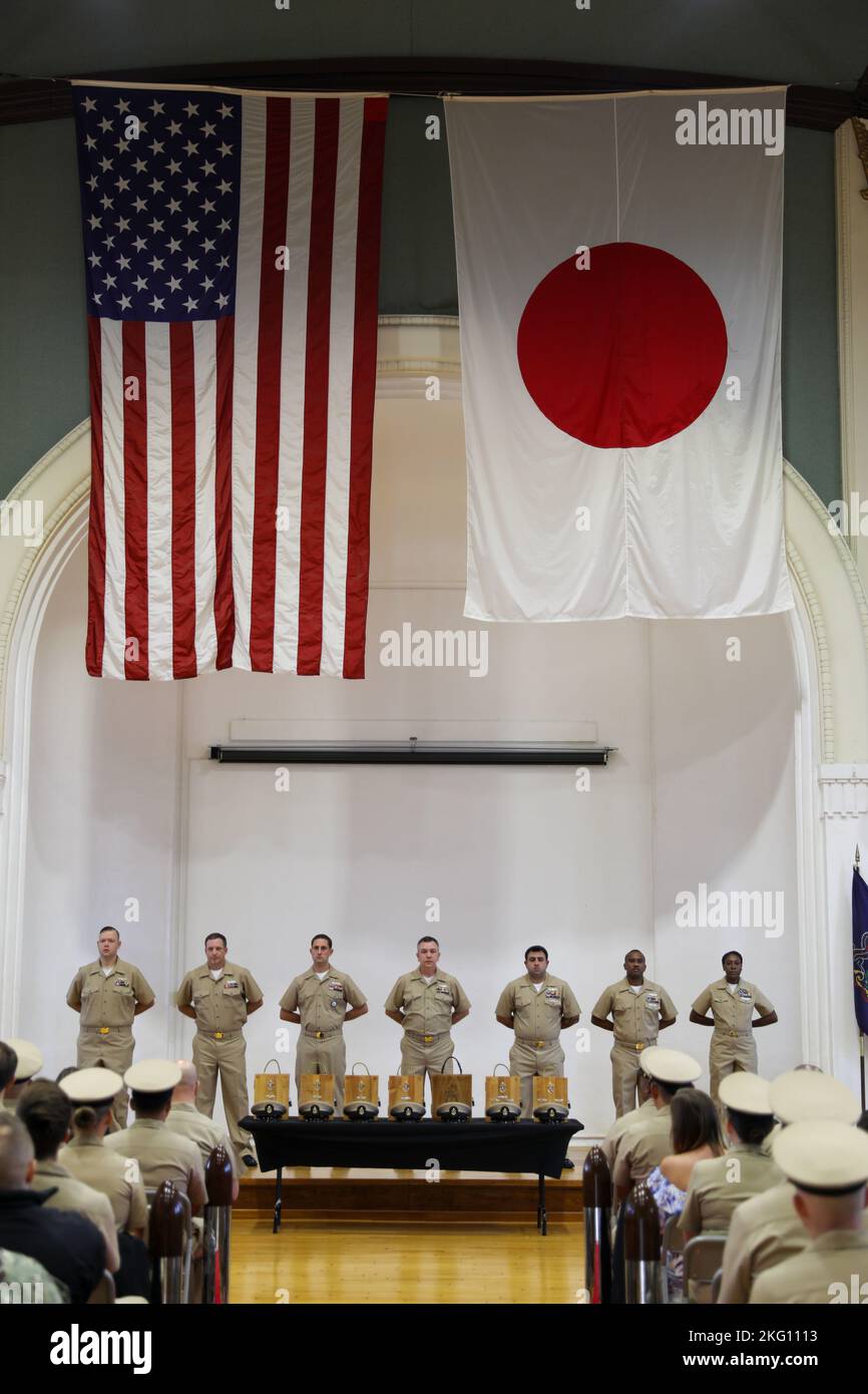 YOKOSUKA, Giappone (ott 21, 2022) Chief Petty Officer sceglie lo stand ...