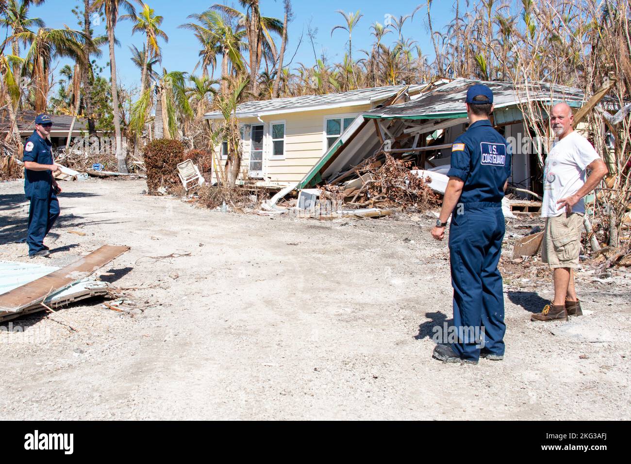 Guardia costiera Lt. j.g. Trent Brown and Petty Officer 1st Class ...