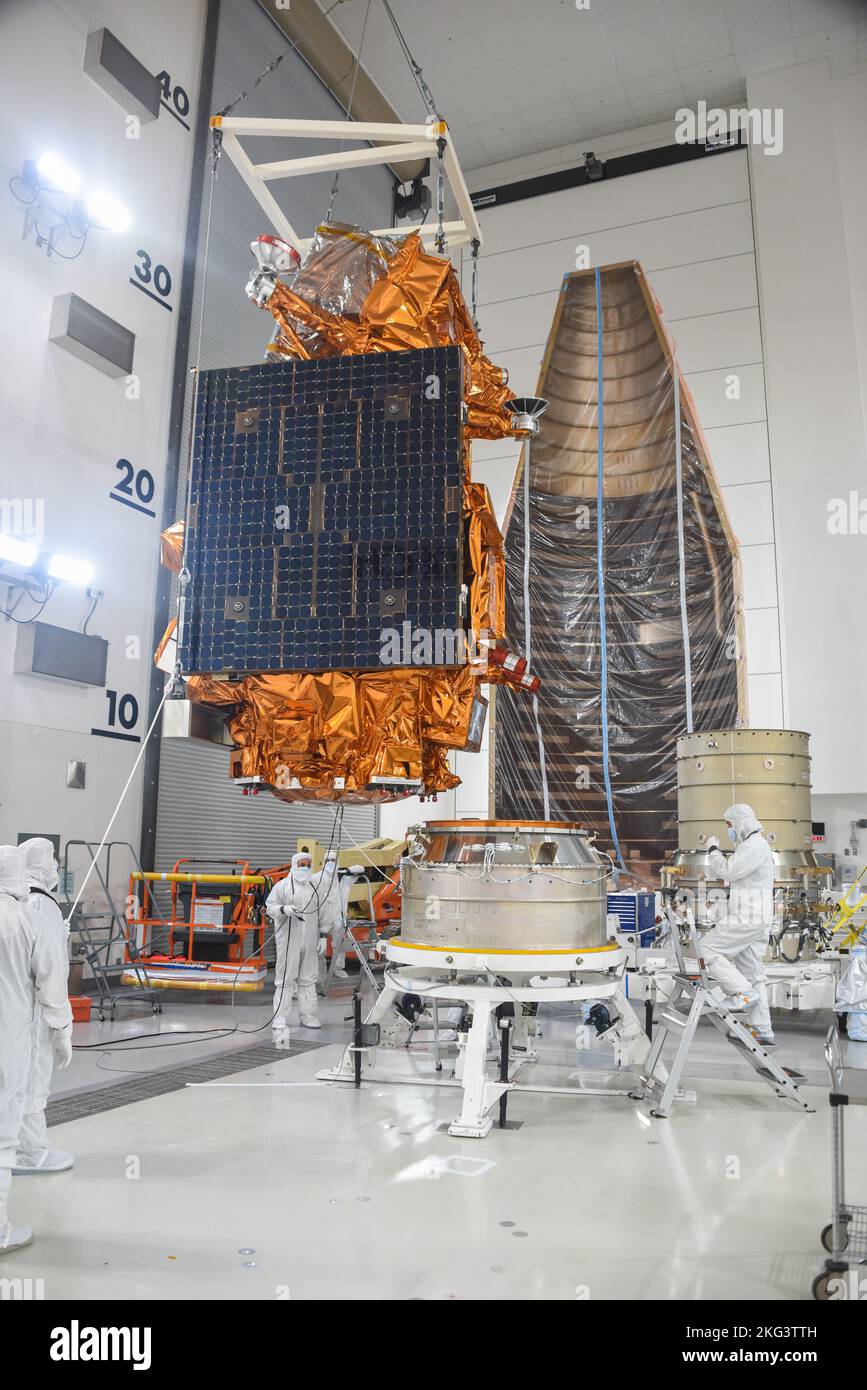 Adattatore da Spacecraft Mate a Spacecraft JPSS-2. I tecnici assistono ...