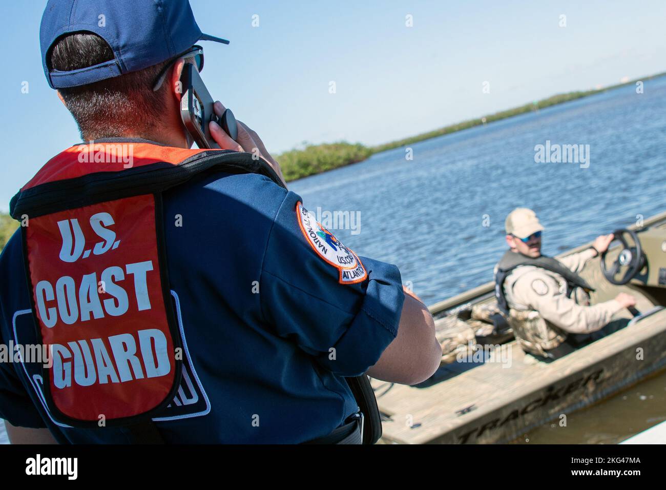 Guardia costiera Lt. j.g. Sarah Dupre e i funzionari della Florida Fish ...