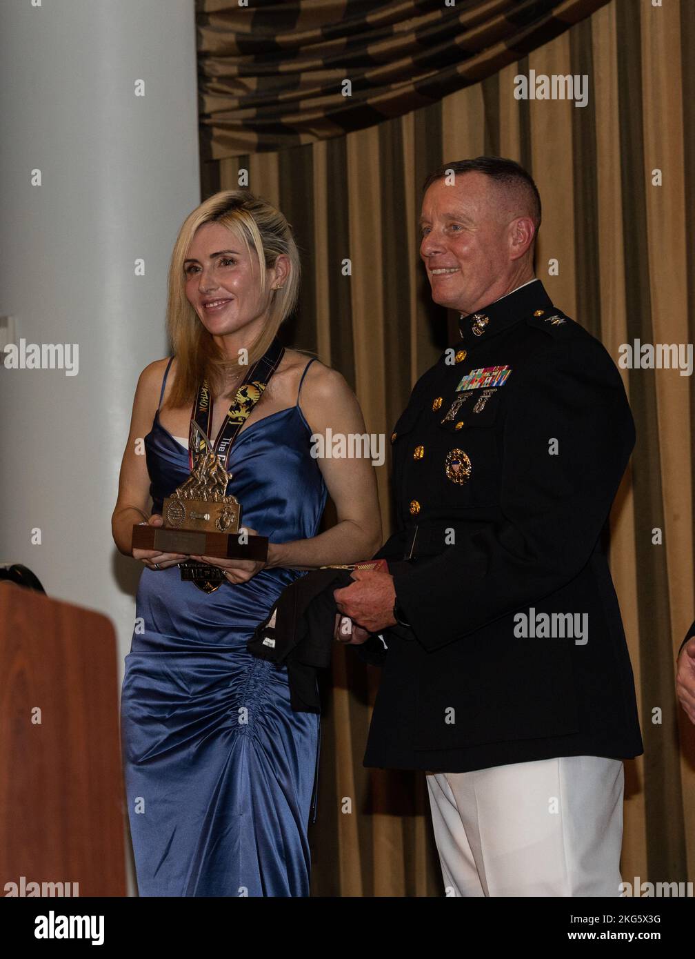 Mary Kate, 2022 Marine Corps Marathon Hall of Fame Inductee, riceve ...