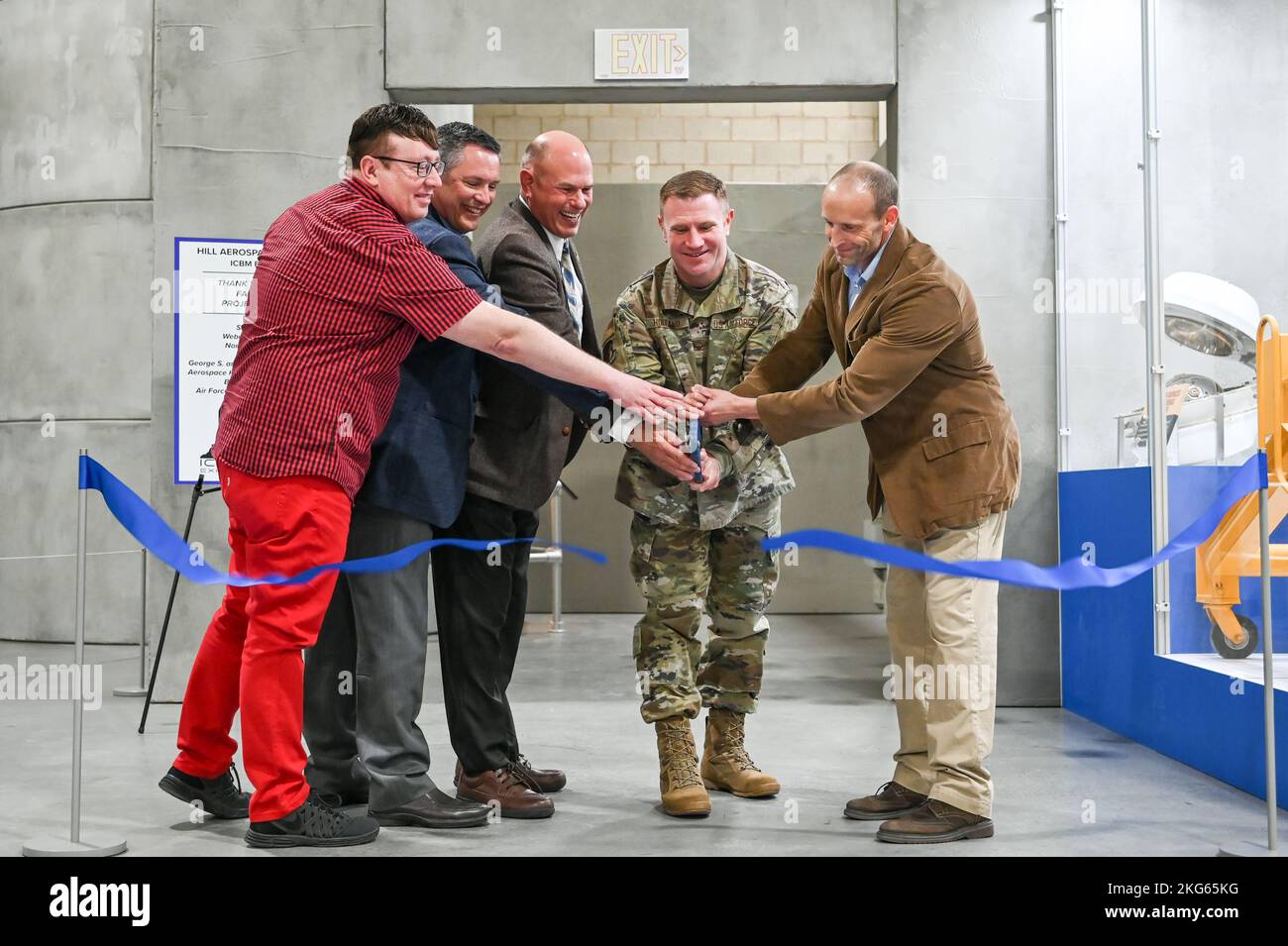 (Da sinistra a destra) Kent Bingham, grafico della 75th Air base Wing ...