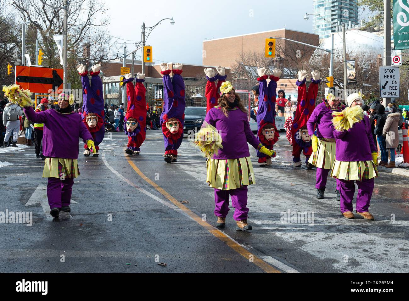 Toronto, ON, Canada – 20 novembre 2022: La gente partecipa alla parata ...