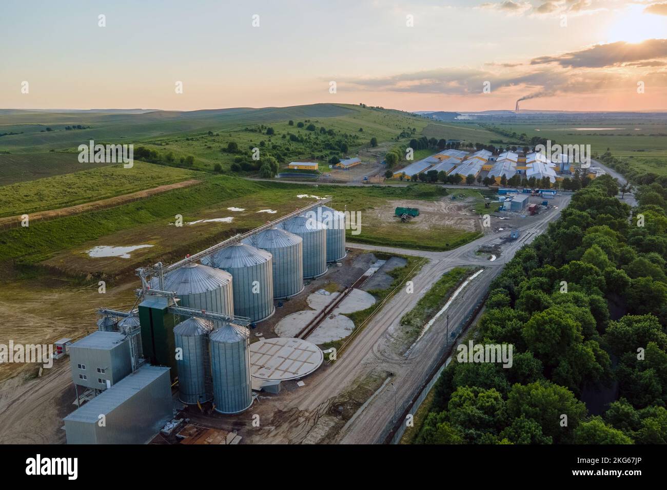 Vista aerea di silos industriali ventilati per lo stoccaggio a lungo ...