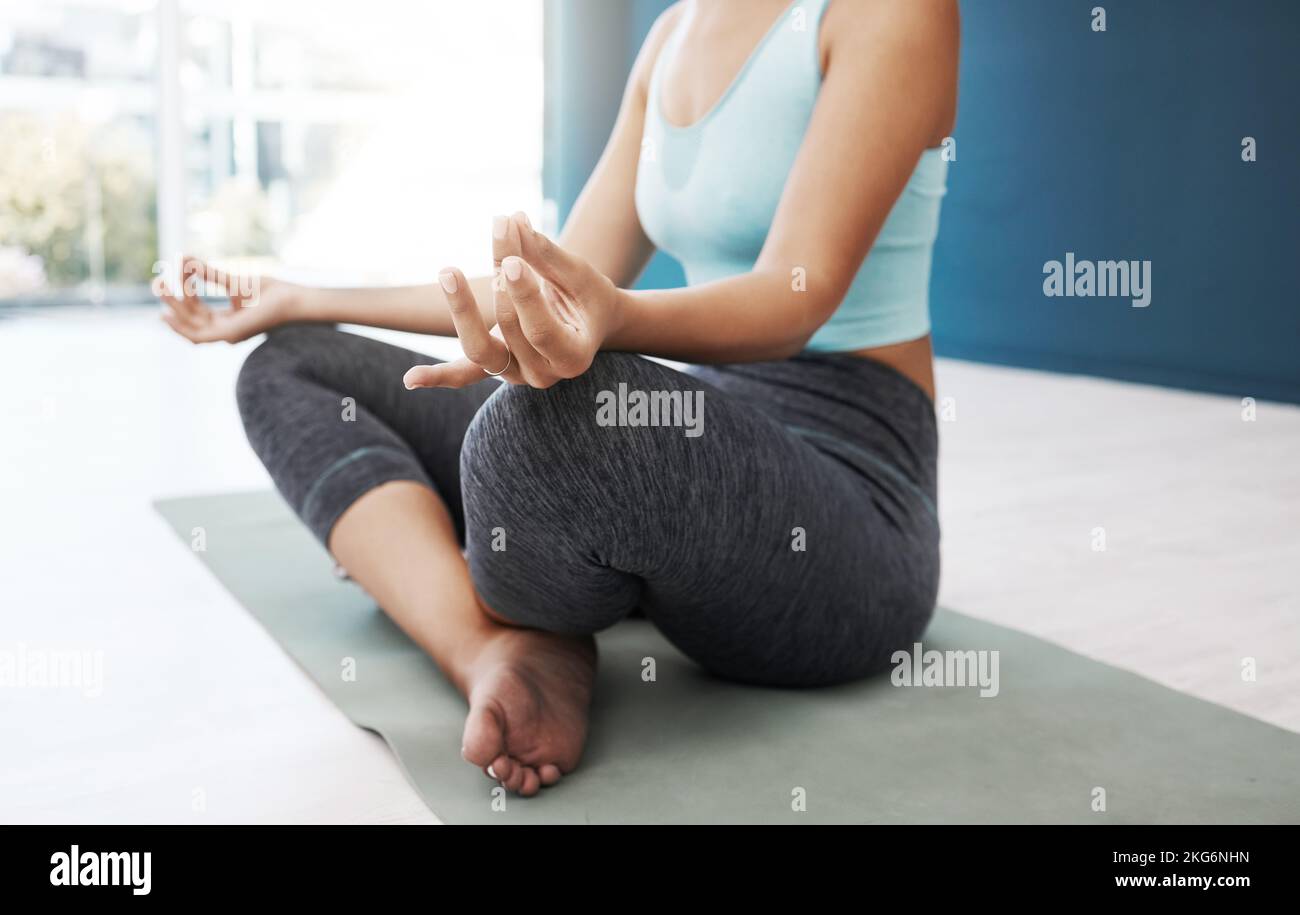 Meditazione, yoga e corpo della donna zen meditano per la pace ...