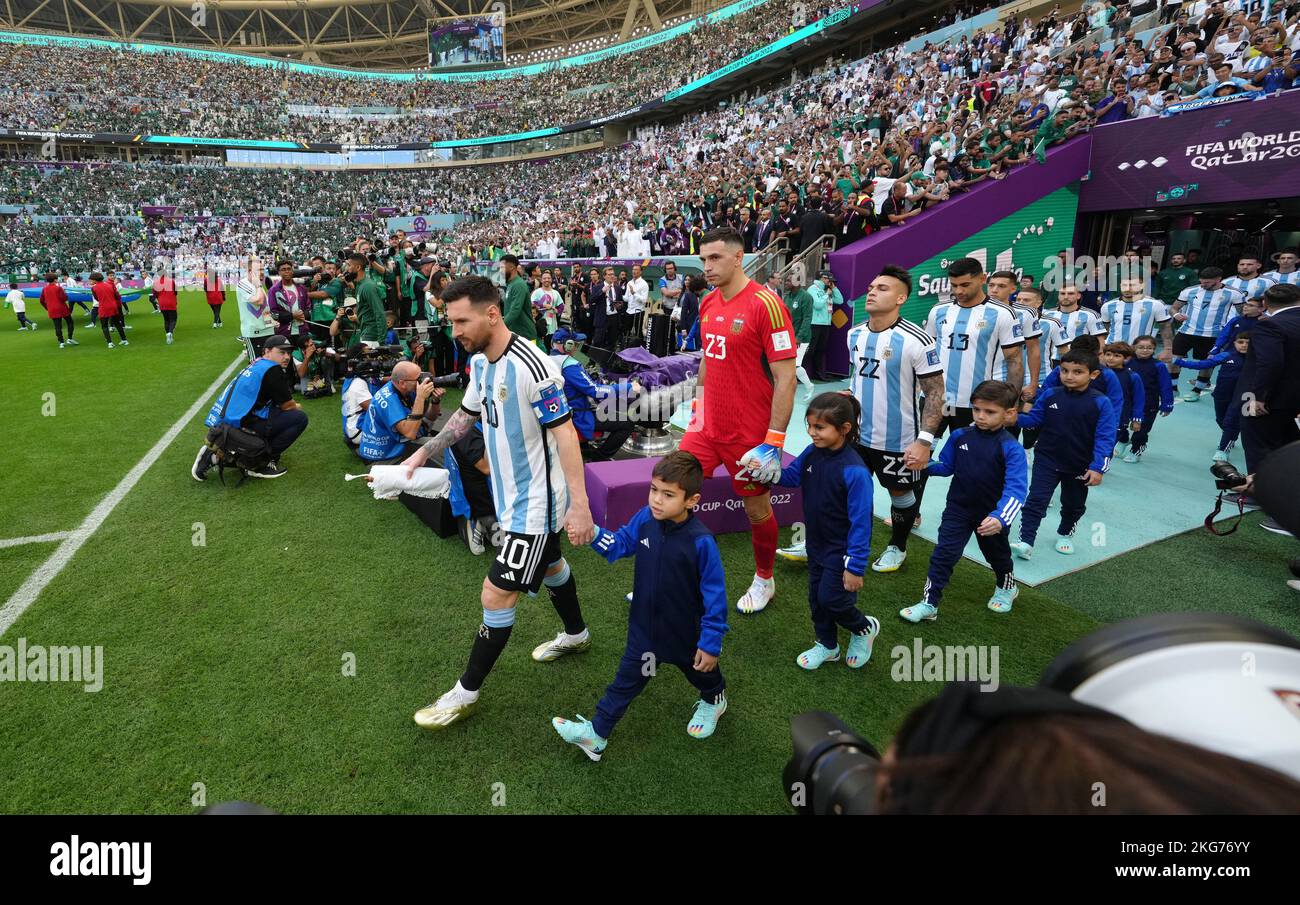 Il Lionel messi argentino guida la sua squadra durante la partita di ...