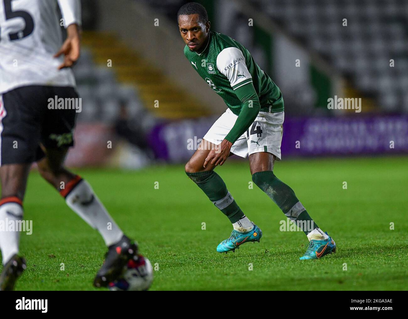 Plymouth Argyle ala indietro Mickel Miller (14) in difesa durante la ...