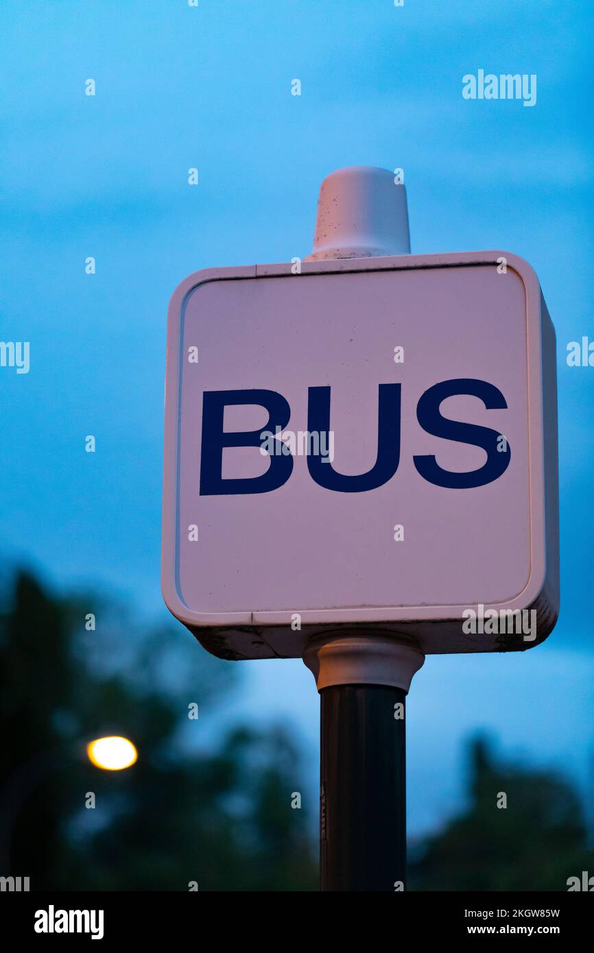Cartello blu della fermata dell'autobus immagini e fotografie stock ad ...