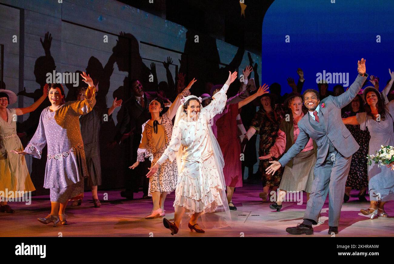 Ballare al loro matrimonio, davanti a destra: Jennifer France (Mary ...