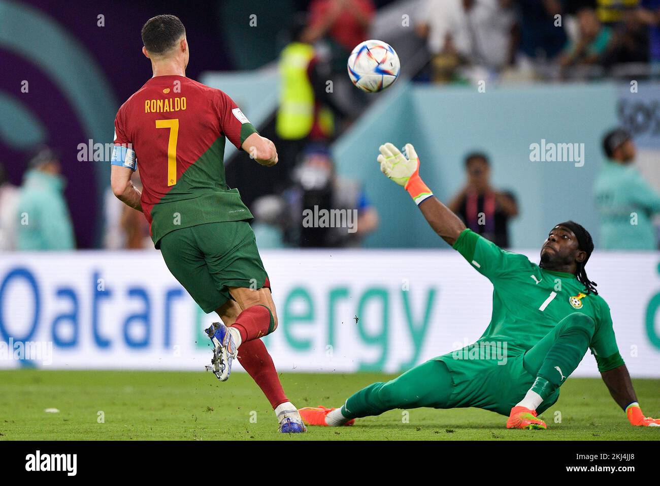 DOHA, QATAR - 24 NOVEMBRE: Cristiano Ronaldo del Portogallo e Lawrence ...