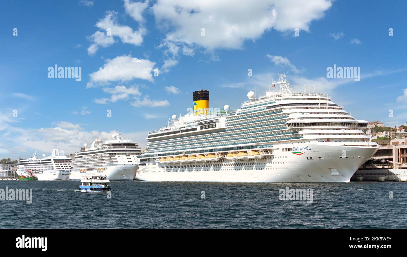 Tre enormi navi da crociera ormeggiate al terminal di Galatport ...