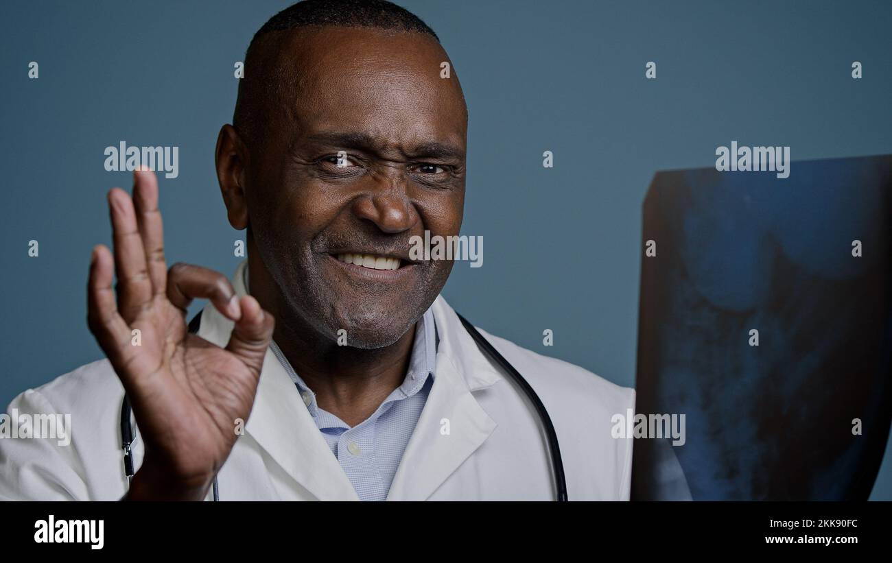 Primo piano grave pensivo medico radiologo focalizzato traumatologo ...