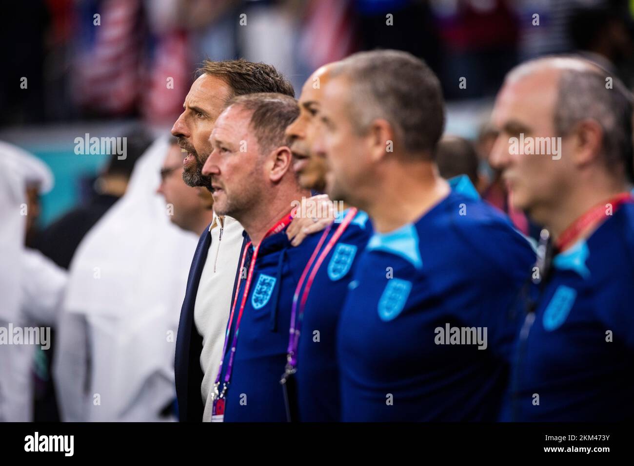 Doha, Qatar. 25th Nov 2022. L'allenatore Gareth Southgate (Inghilterra) canta l'inno nazionale ...