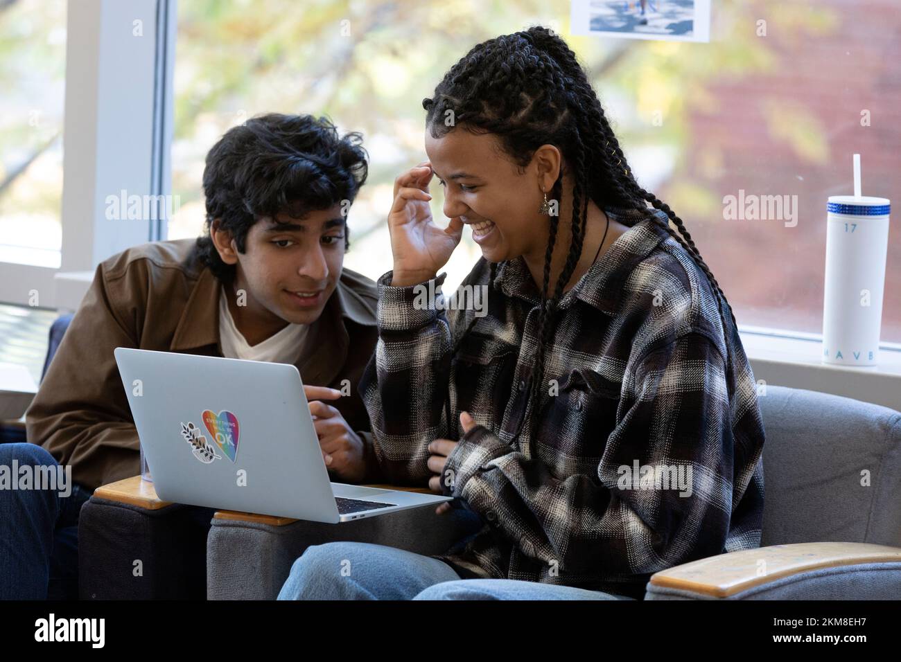 Adolescenti del liceo che socializzano immagini e fotografie stock ad ...