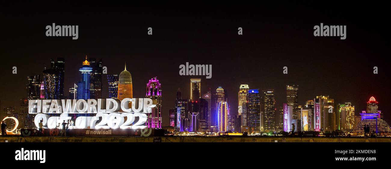 DOHA - tifosi di calcio al logo della Coppa del mondo FIFA Qatar 2022 ...
