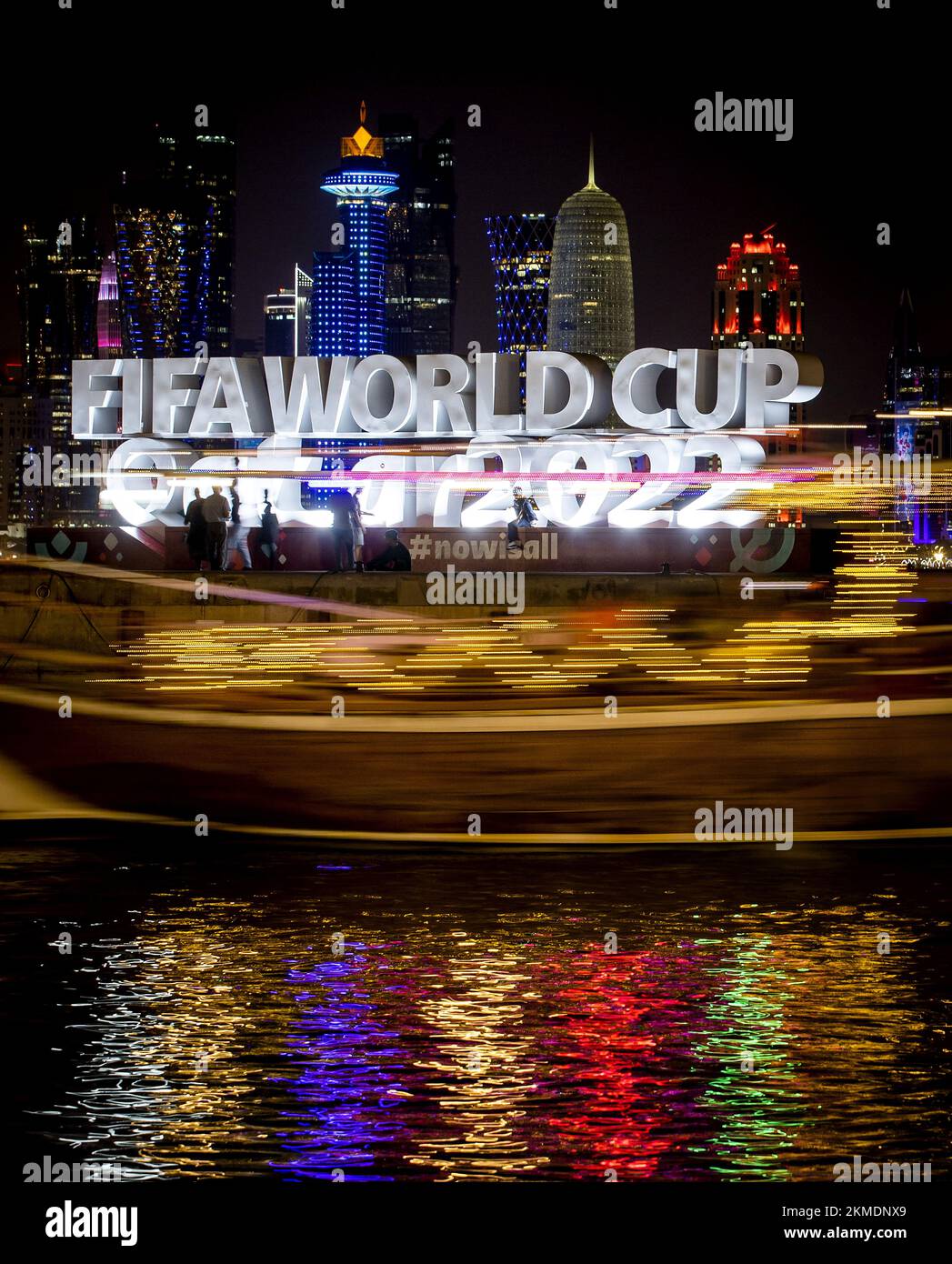 DOHA - tifosi di calcio al logo della Coppa del mondo FIFA Qatar 2022 ...