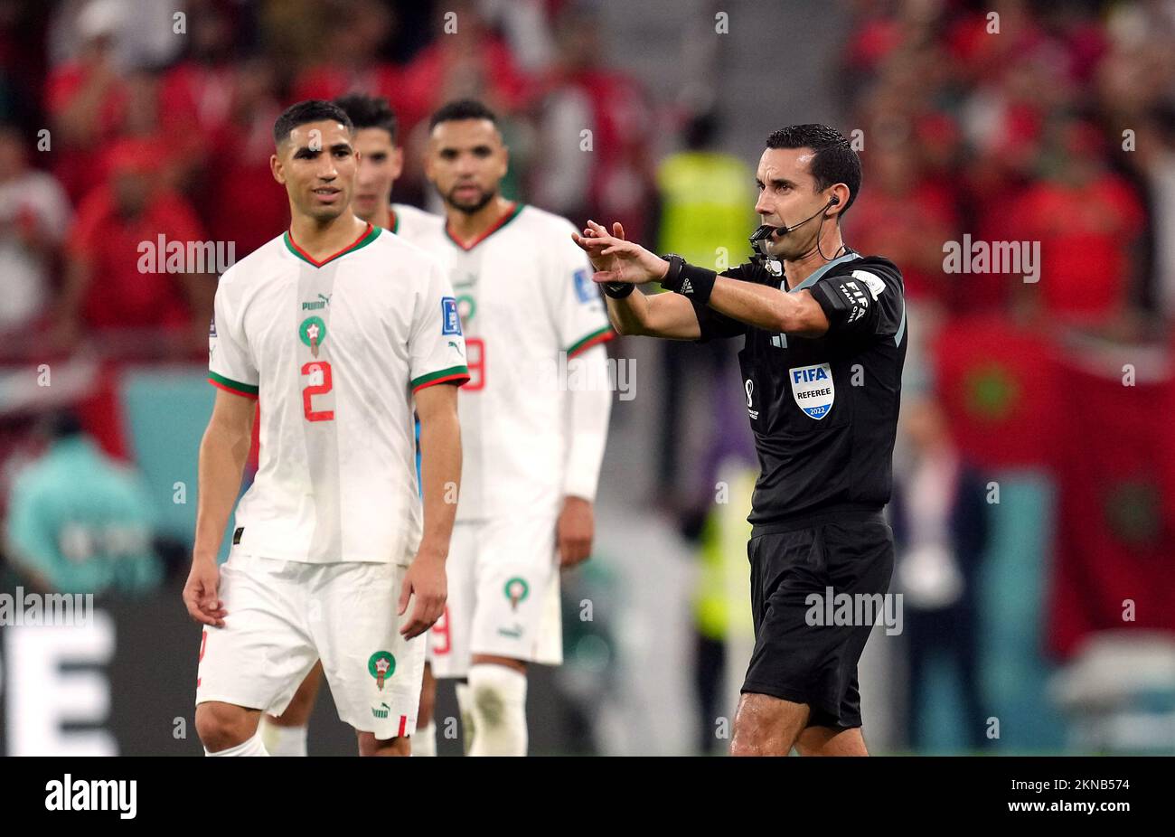 L'arbitro Cesar Arturo Ramos Palazuelos segnala di escludere un gol ...