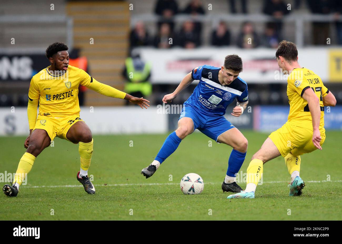 Bobby Kamwa di Burton Albion, Harry Parsons di Chippenham e Terry ...