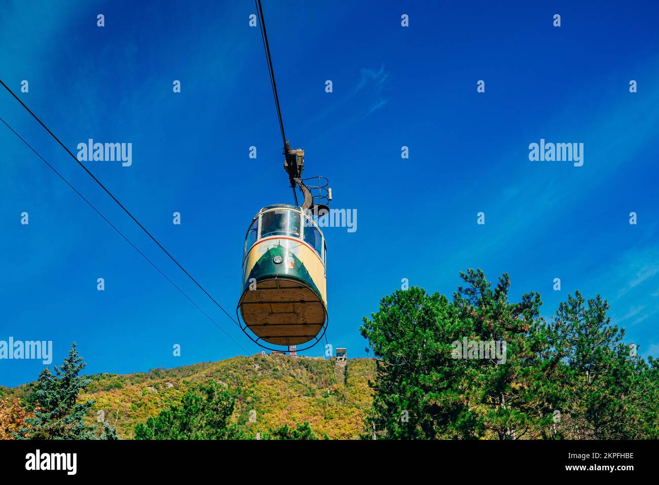 Funivia vintage. Funivia fino alla cima del Monte Beshtau, acque ...