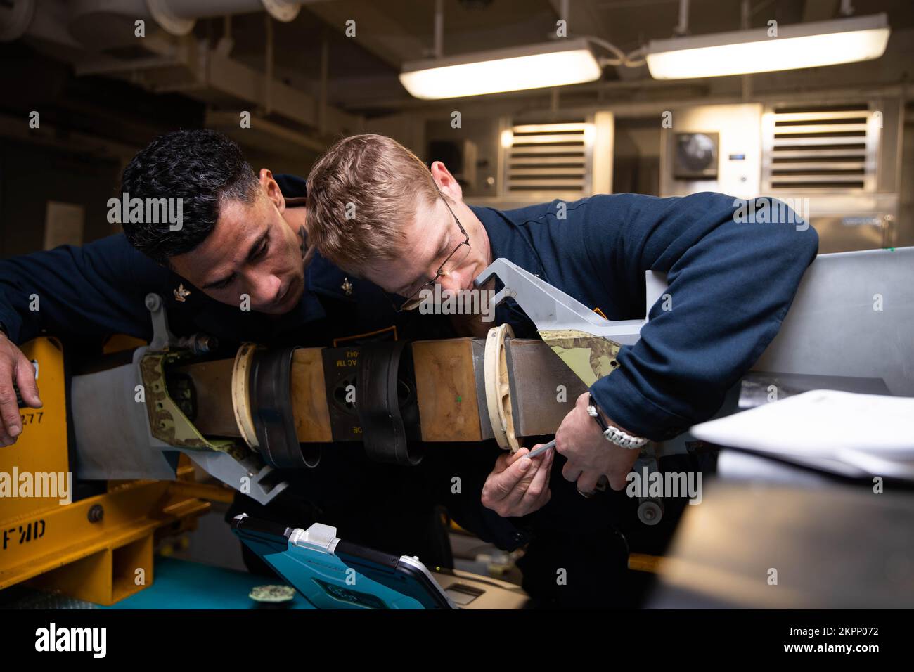 Aviation Structural Mechanic 2nd Class David Benson, a destra, da ...