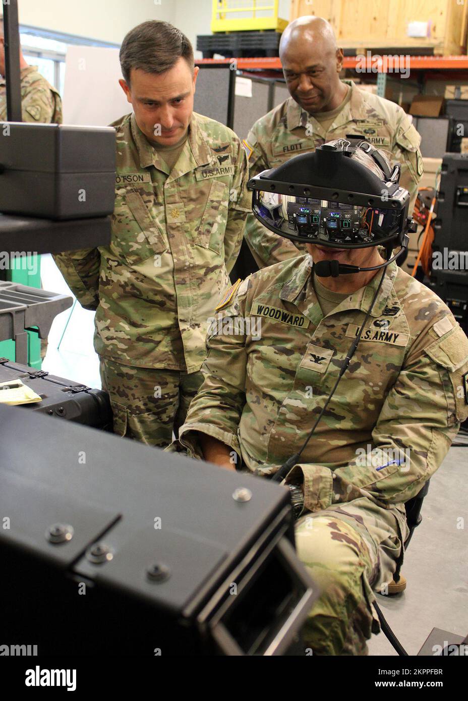 221102-A-SV210-296 ORLANDO, FLORIDA – Col. Scott Woodward (a destra ...