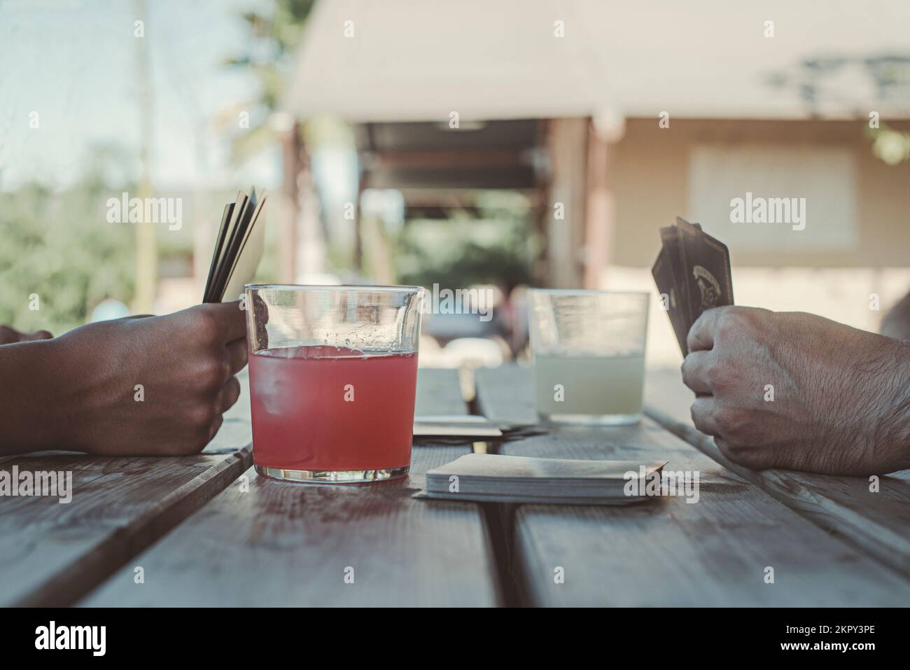 Persone sedute a tavola immagini e fotografie stock ad alta risoluzione ...