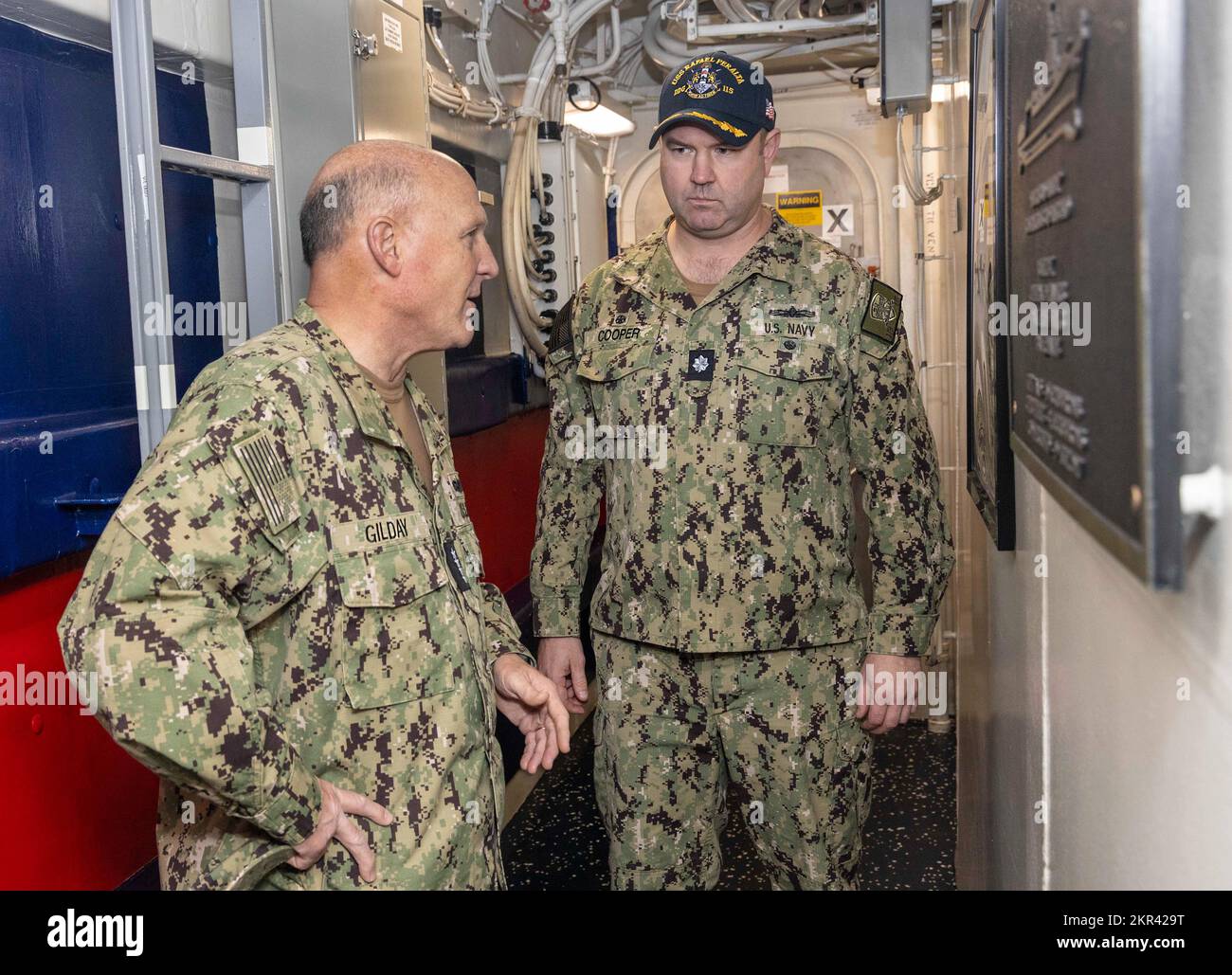 221107-N-FO714-1116 YOKOSUKA, Giappone (7 novembre 2022) CMdR. Charles ...