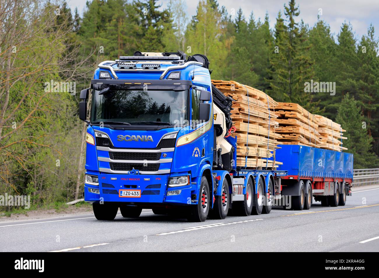 Il camion Scania blu personalizzato con gru Palfinger trasporta il ...