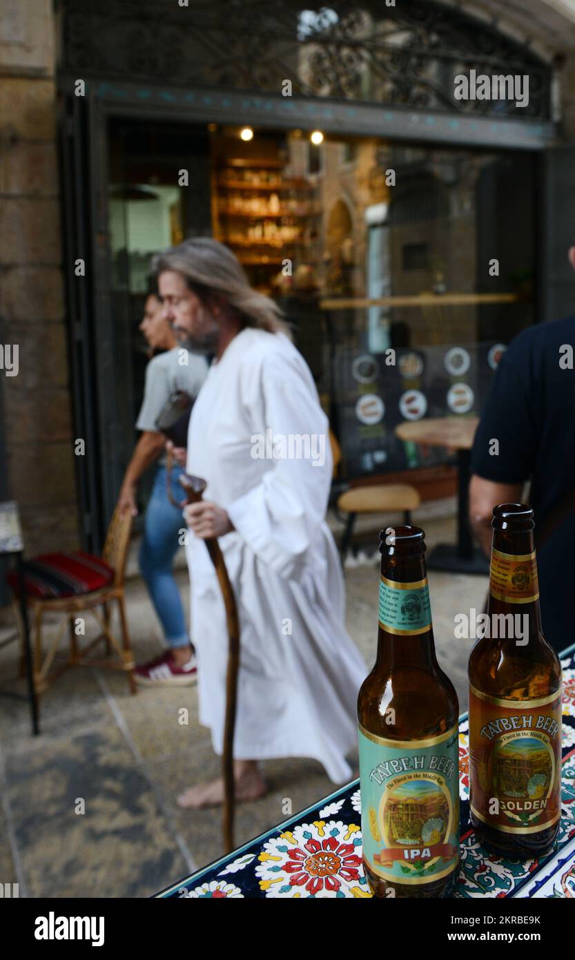 Walking barefoot on street immagini e fotografie stock ad alta ...