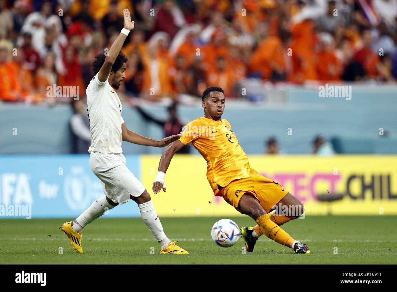 AL KHOR - (l-r) Akram Afif del Qatar, Jurrien Timber of Holland durante ...