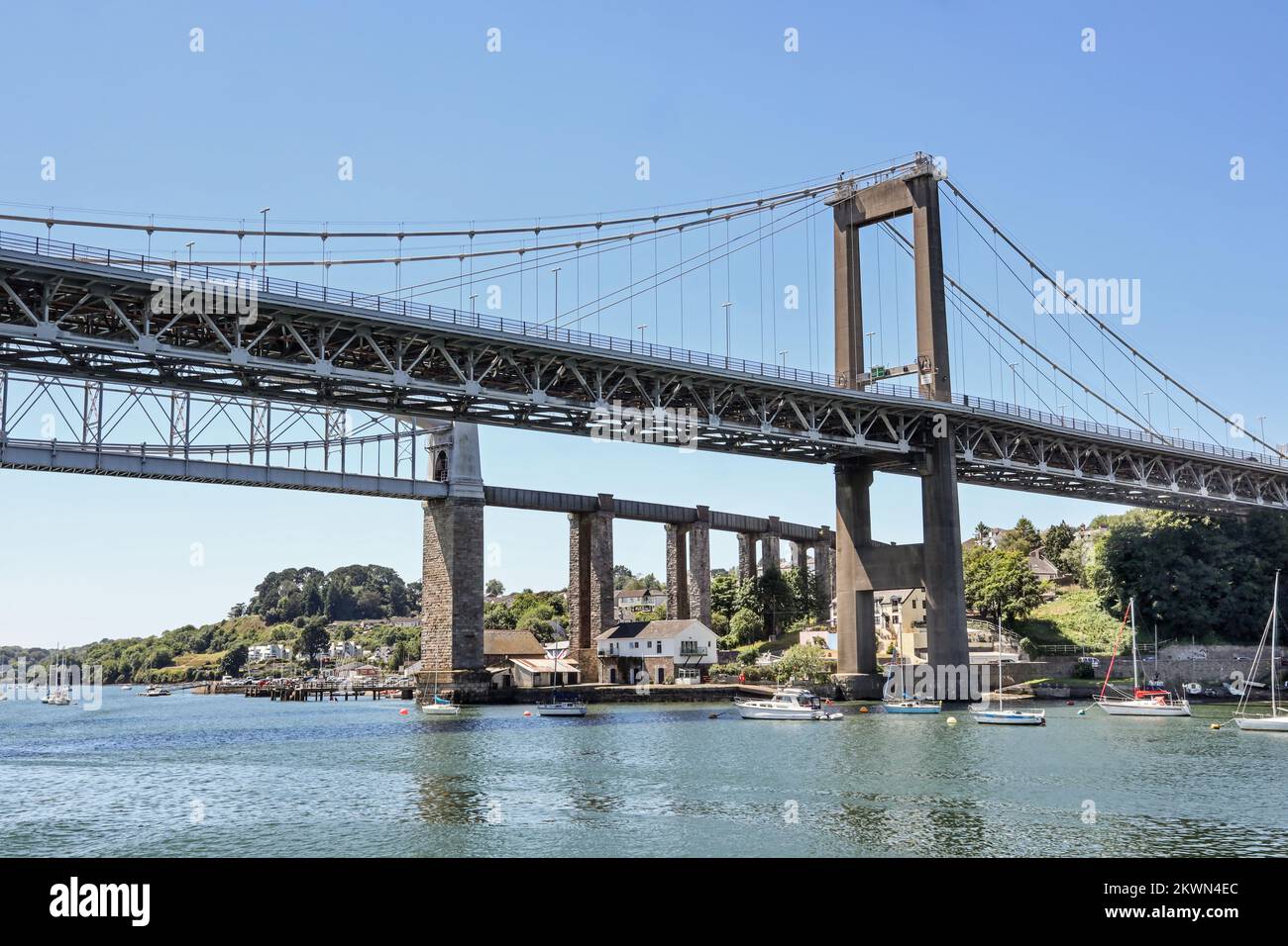 Il lato Saltash del Tamar Road Bridge, visto dal centro del fiume Tamar ...