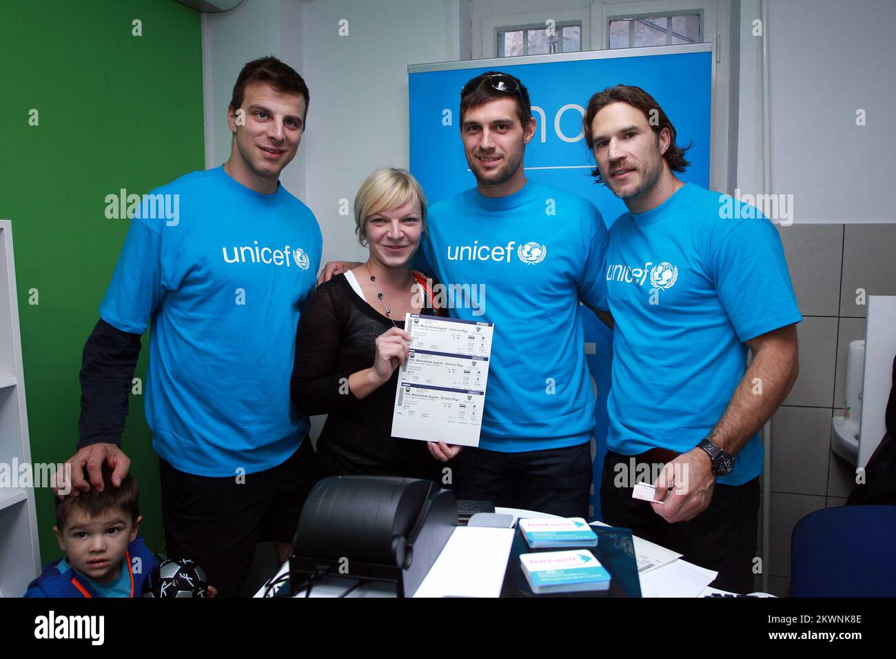02.09.2013., Zagreb - UNICEF store.Ice hockey giocatori di Medvescak ...