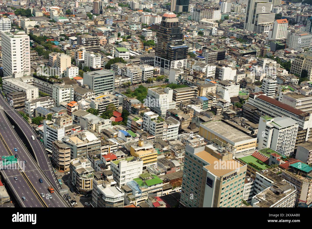 BANGKOK, THAILANDIA - 27 OTTOBRE 2011: Vew aereo sul centro di Bangkok ...