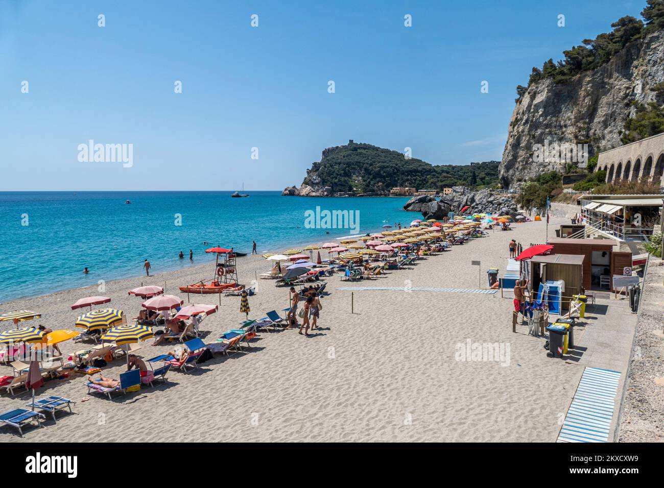 Varigotti, Italia - 10-07-2021: La bellissima spiaggia di Malpasso a ...