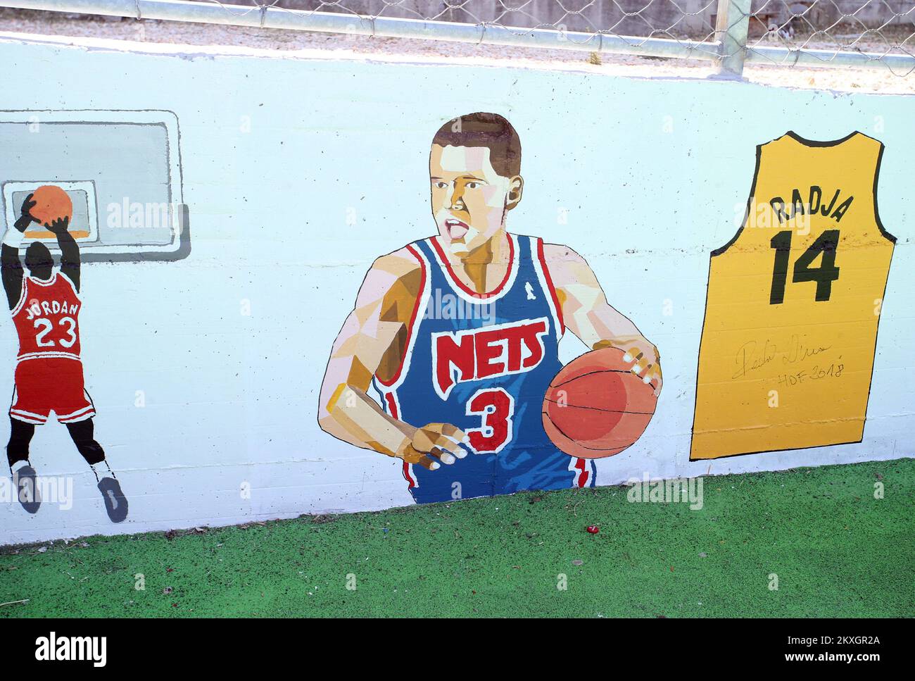 Murale dedicato a Drazen Petrovic sul campo di pallacanestro a Mejasi a ...