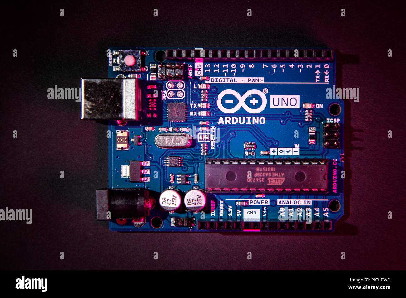 La foto scattata il 23 novembre 2020 mostra Arduino uno, una scheda microcontroller open source ...
