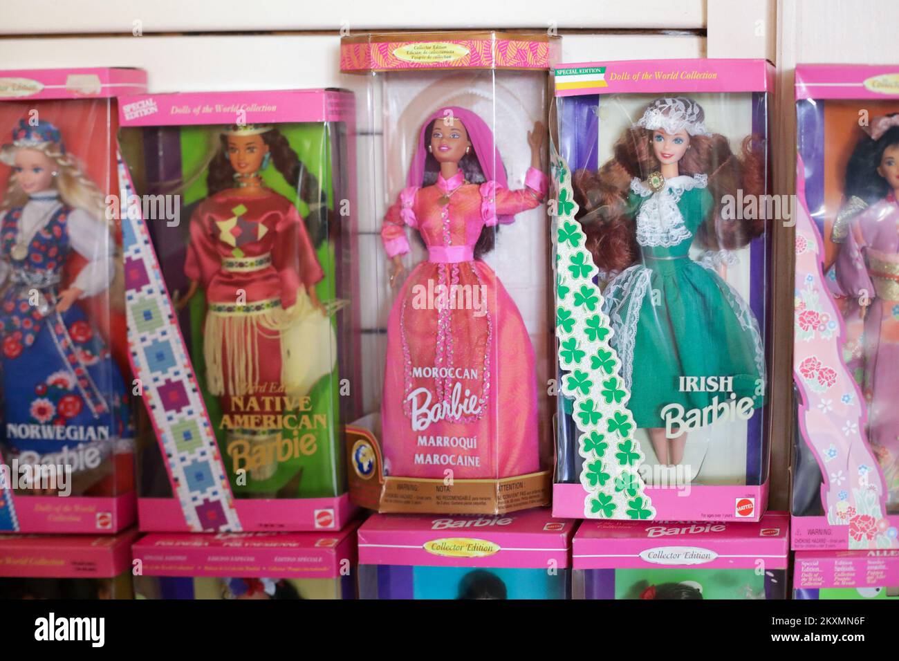 Le immagini mostrano le bambole Barbie della collezione di Sanja Grseic ...