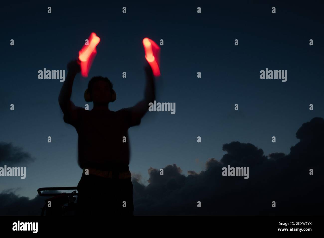 STATI UNITI Air Force Airman 1st Class Charlie Mo, 28th Aircraft ...