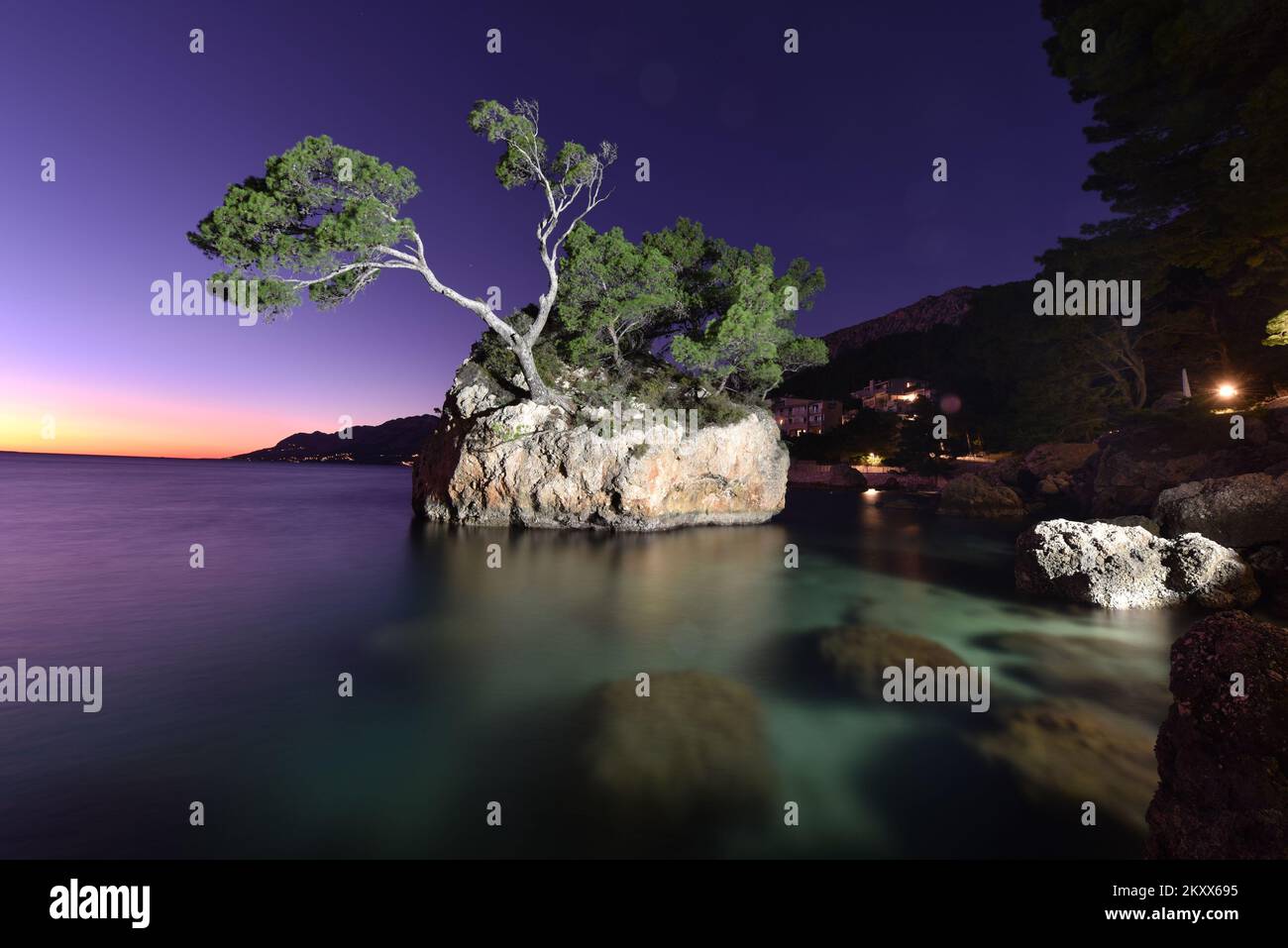 Tramonto sulla pietra di Brela a Brela, Croazia il 15 gennaio 2022. Il ...