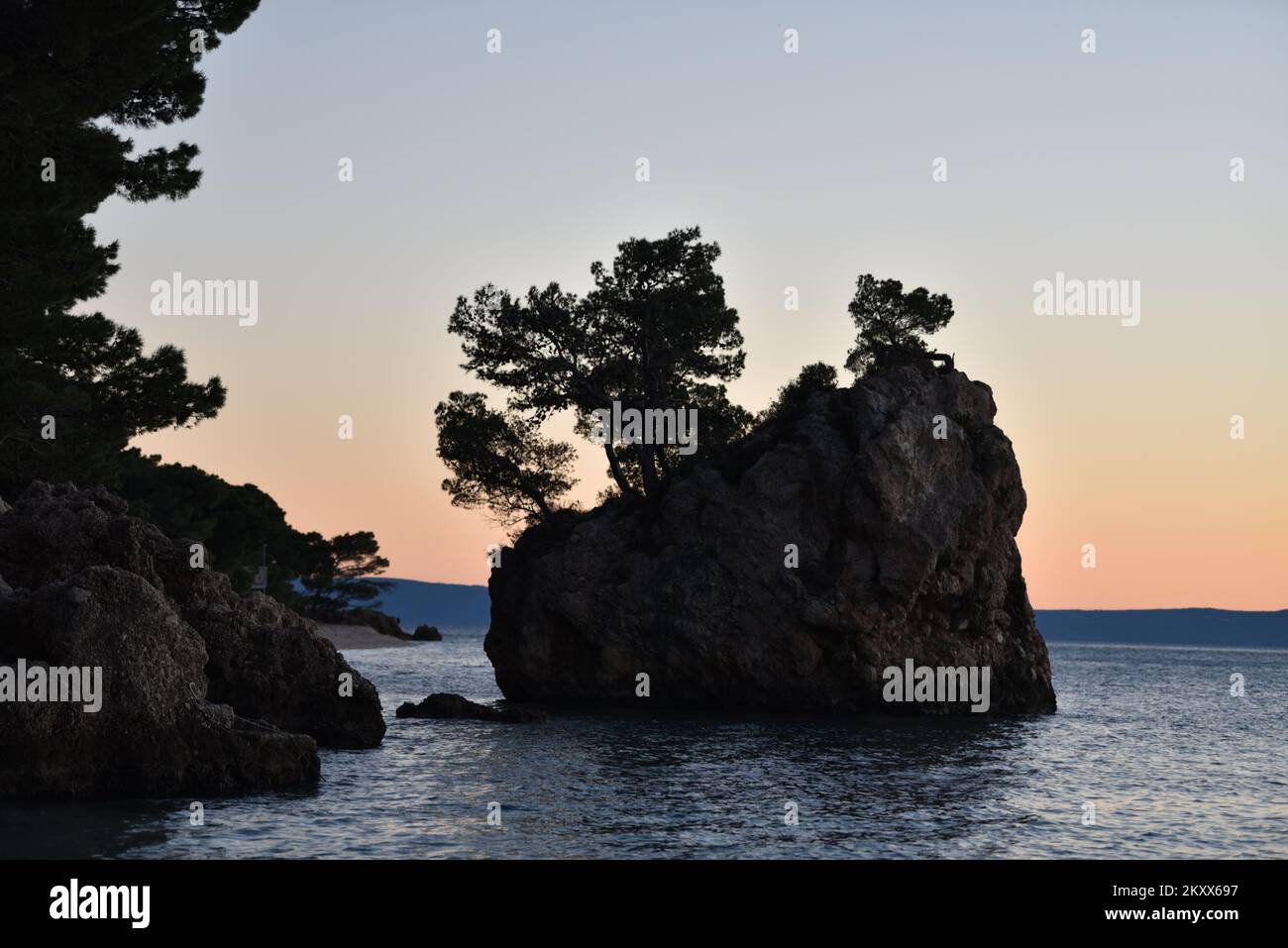 Tramonto sulla pietra di Brela a Brela, Croazia il 15 gennaio 2022. Il ...