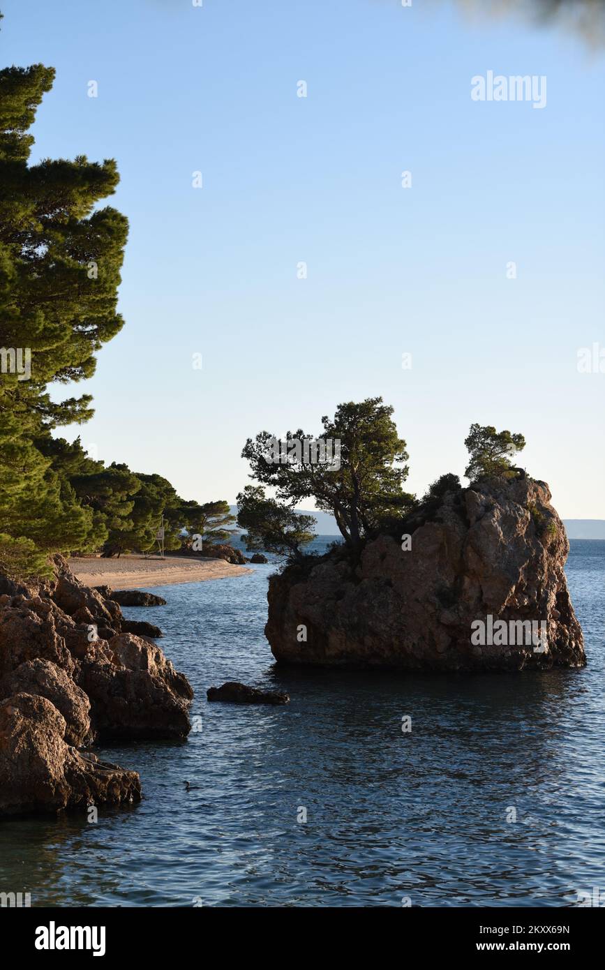 Tramonto sulla pietra di Brela a Brela, Croazia il 15 gennaio 2022. Il ...